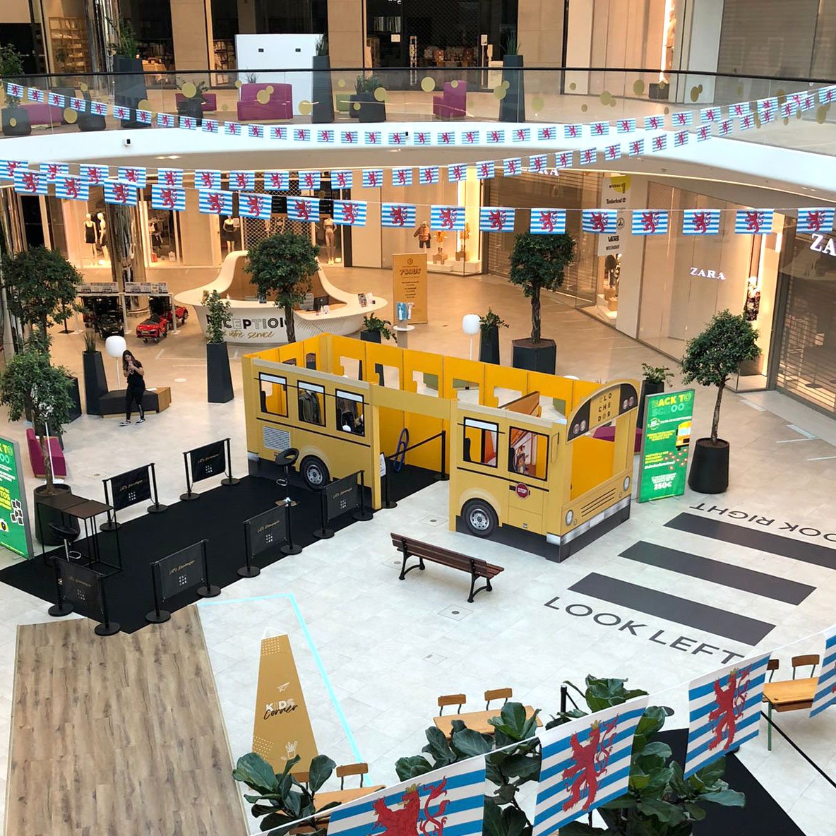 Bus géant en carton | My Nature Box, PLV et stand en carton