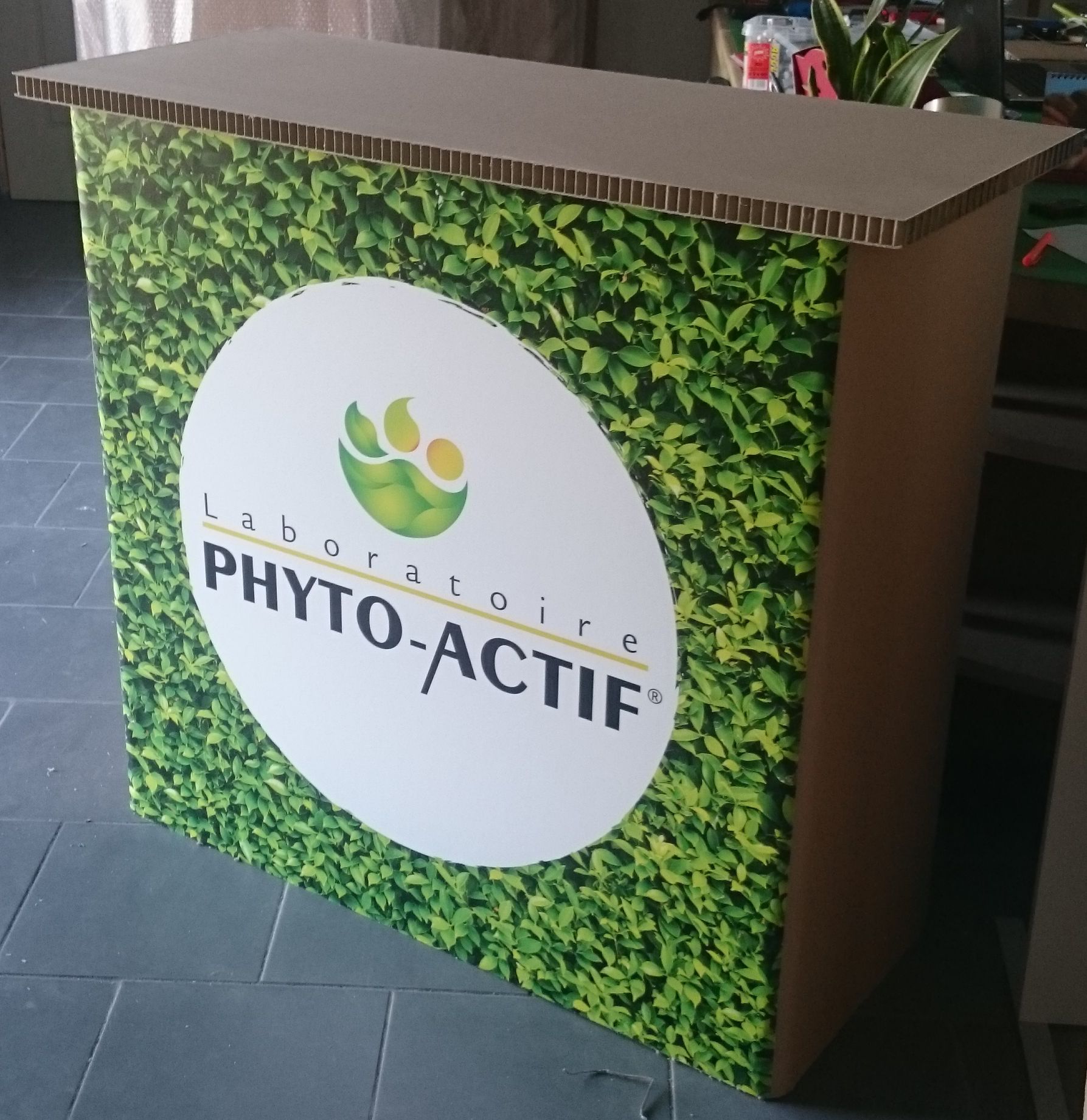 Comptoir d'accueil en carton avec tablette intérieur | My Nature Box